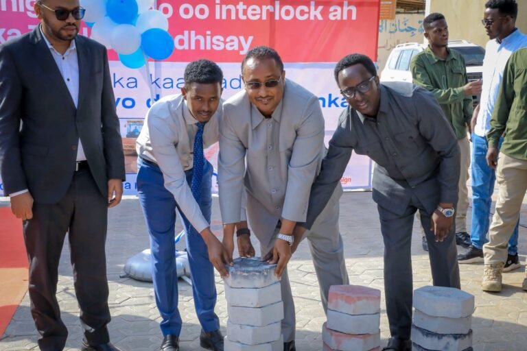 Mogadishu Mayor Inaugurates Seven New Interlock Roads in Heliwaa ...